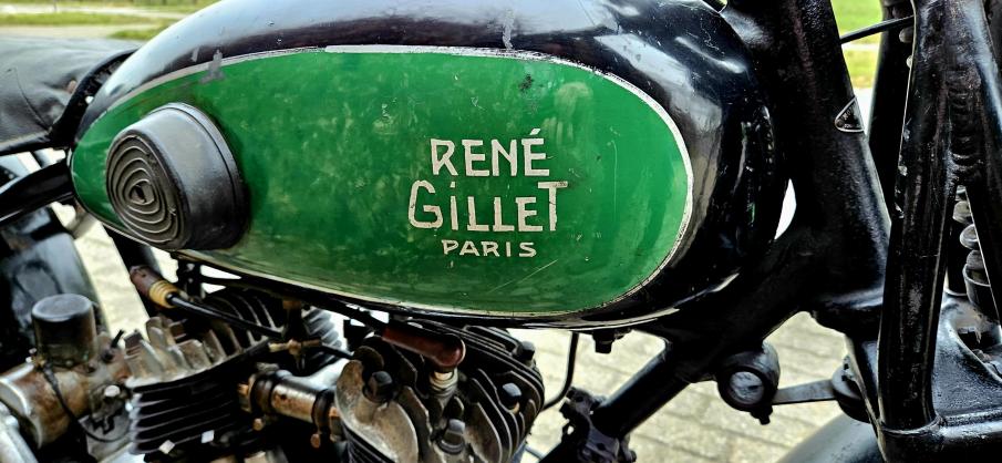 Rene Gillet 750cc V2 1940 model G in first paint | Dutch Lion Motorbikes