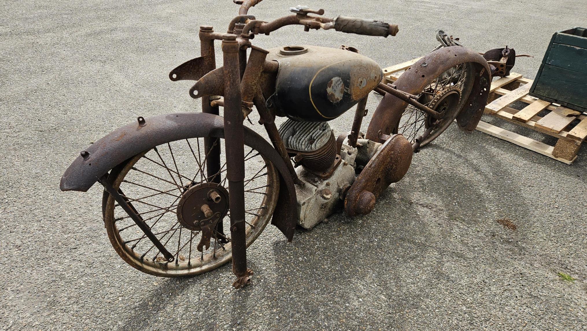 Sarolea 350cc circa 1946 barnfind project | Dutch Lion Motorbikes